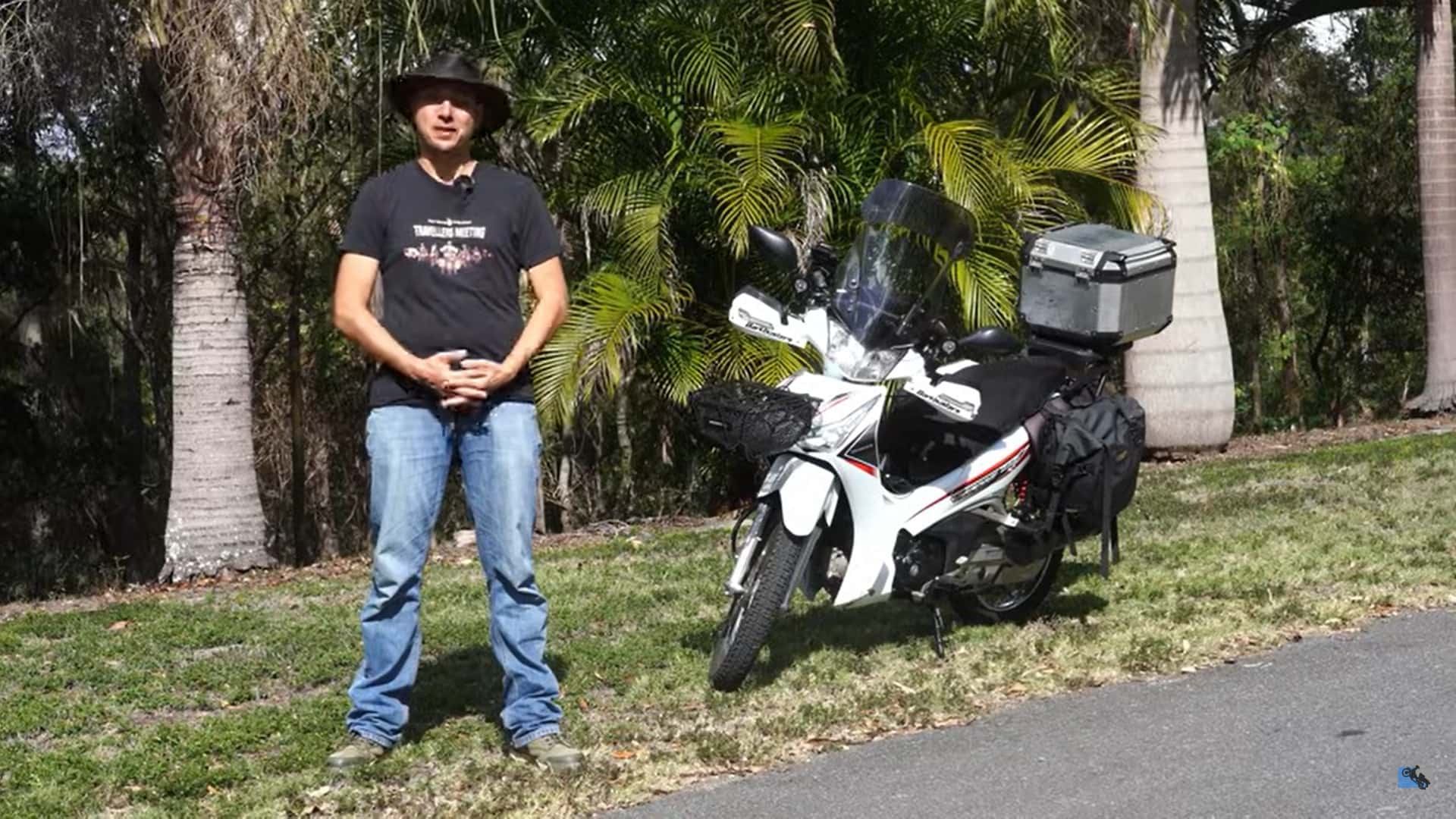Ce type voyage en RTW sur son vélo ADV parfait, le Honda Wave 125i ...