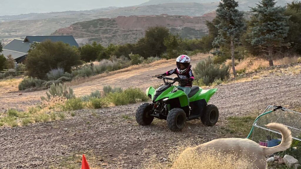 Le VTT pour jeunes KFX50 de Kawasaki facilite l'apprentissage et fait ...