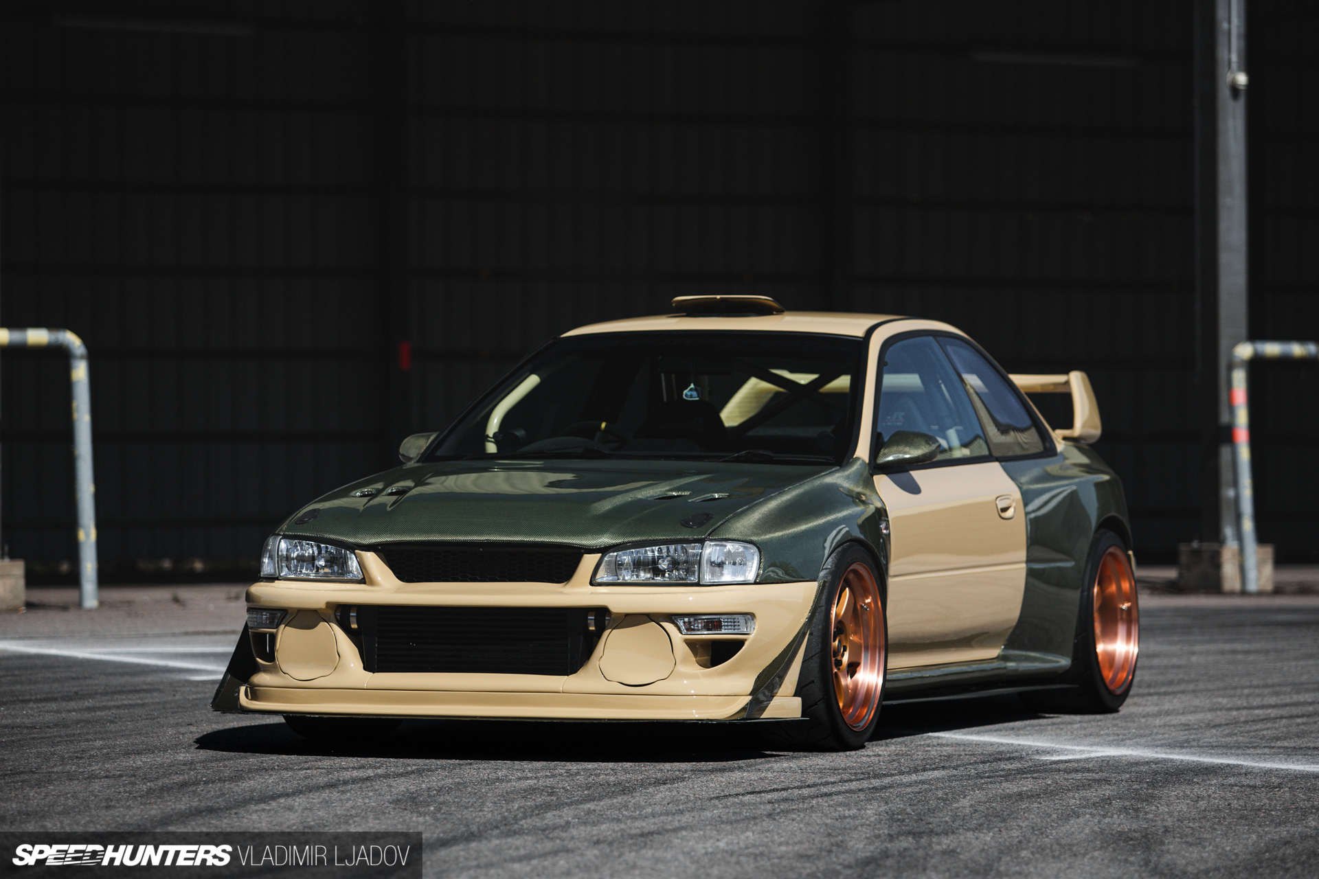 Une WRX STI custom à carrosserie large, conduite sur route et sur piste ...